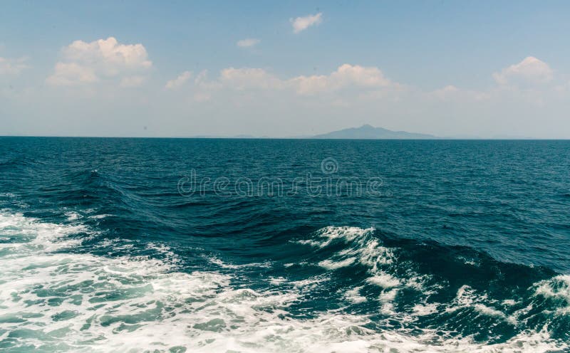 Vague De Bateau Sur La Surface De L'eau En Mer Photo stock - Image of ...