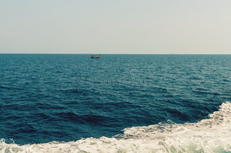 Vague De Bateau Sur La Surface De L'eau En Mer Image stock - Image du ...