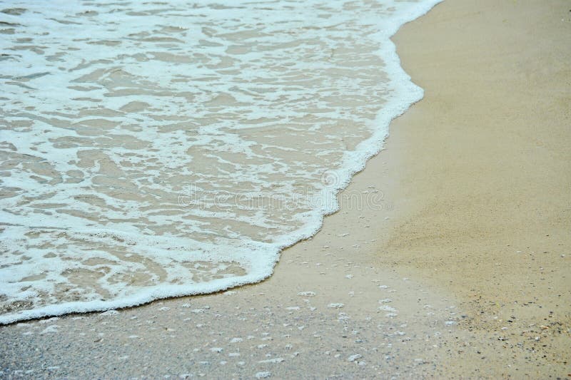 Vague de ressac de mer photo stock. Image du apport, mousse - 31053396