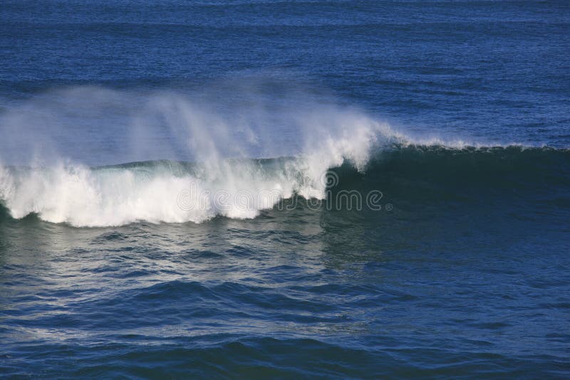 Coupure De Vague De Ressac De Mer Grande Sur Le Littoral Photo stock ...