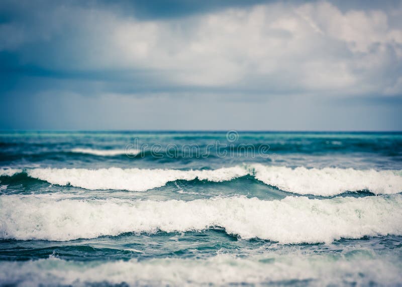 Vague forte en mer image stock. Image du beauté, horizon - 72940577