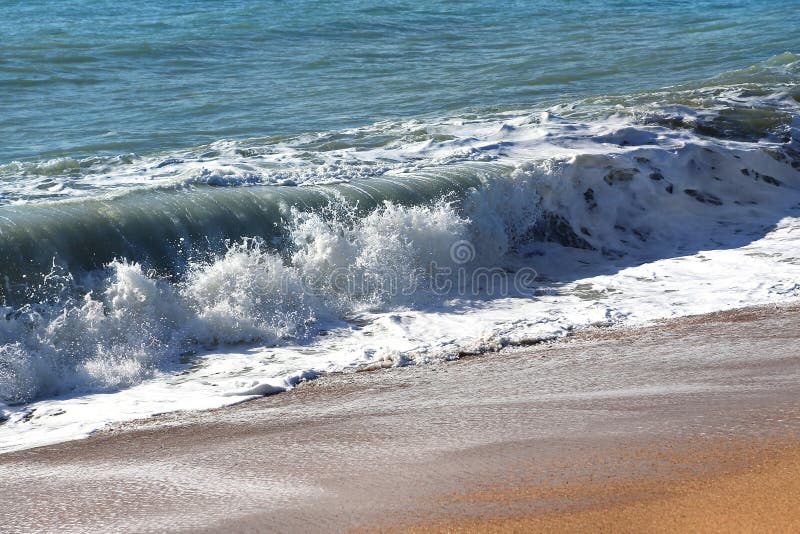 Vague Sur La Plage De Sable Photo stock - Image du brillant, mousse ...