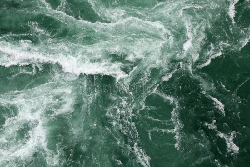 Vagues dans l'eau verte photo stock. Image du environnement - 75372564