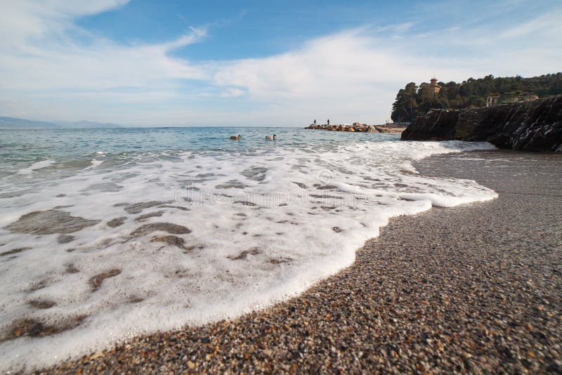 Vagues de mer ligurienne. image stock. Image du ciel - 30775045