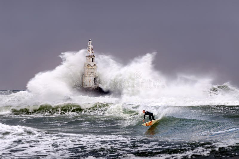 Vagues et ressac photo stock. Image du phare, surf, action - 53629934