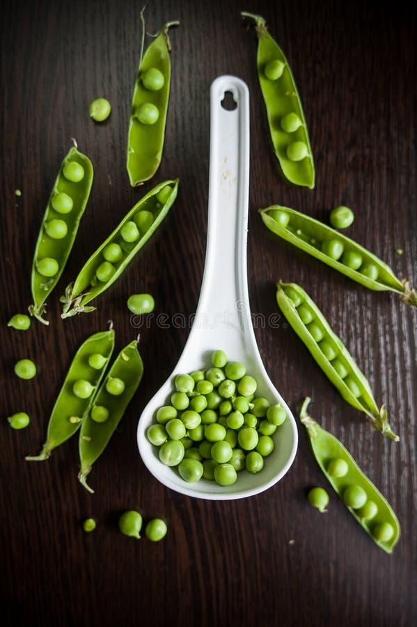 Vainas De Guisantes Asados En Una Placa Foto de archivo - Imagen de ...