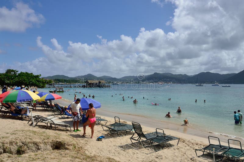 Vakantiegangers Die Van De Hittegolf in Dawlish-Konijnenveldstrand ...