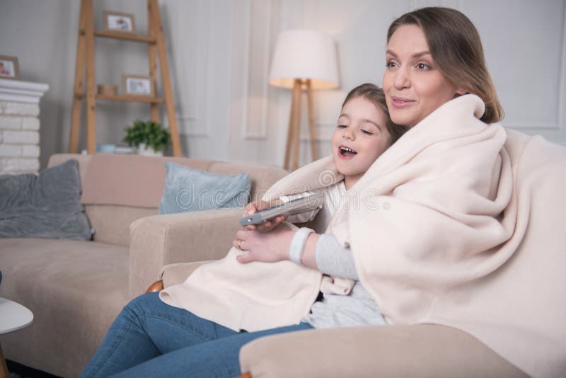 Vaken Moder Och Dotter Som Hemma Kopplar Av Fotografering För