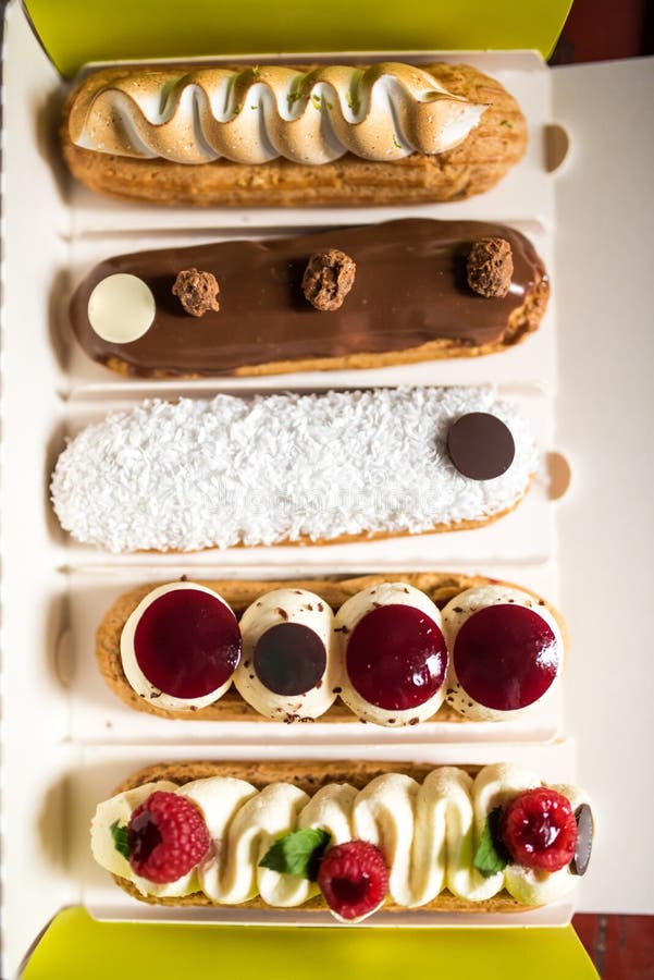 Valet Av Fransk Bakelse Kallade Eclairs Arkivfoto - Bild av kokosnöt ...