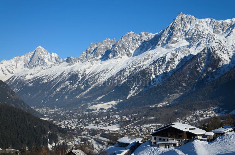 Vallée Ensoleillée De Chamonix En Hiver Image stock - Image du montagne ...