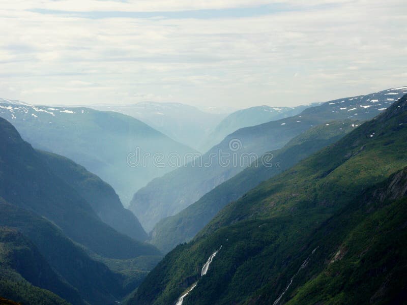 Valle brumoso imagen de archivo. Imagen de paisaje, cascada - 1178387