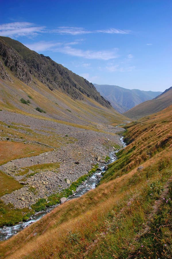 Valle con el río imagen de archivo. Imagen de barranco - 12527147