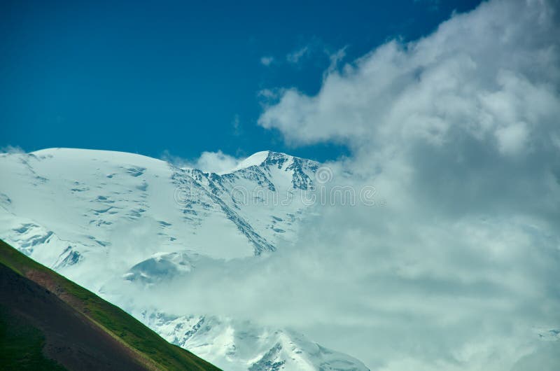 Valle de Alay foto de archivo. Imagen de salvaje, turismo - 124412126