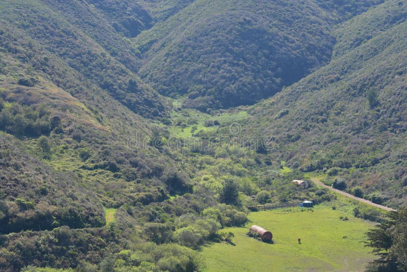 Valle verde foto de archivo. Imagen de plantas, resorte - 94654372