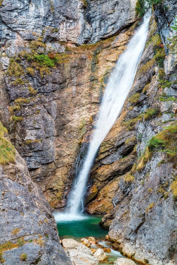 Vallei Met Waterloop En Watervallen Stock Afbeelding - Image of barok ...