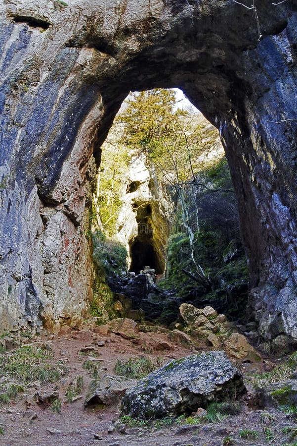 Valles De Dovedale Derbyshire De La Cueva De Reynards Imagen de archivo ...