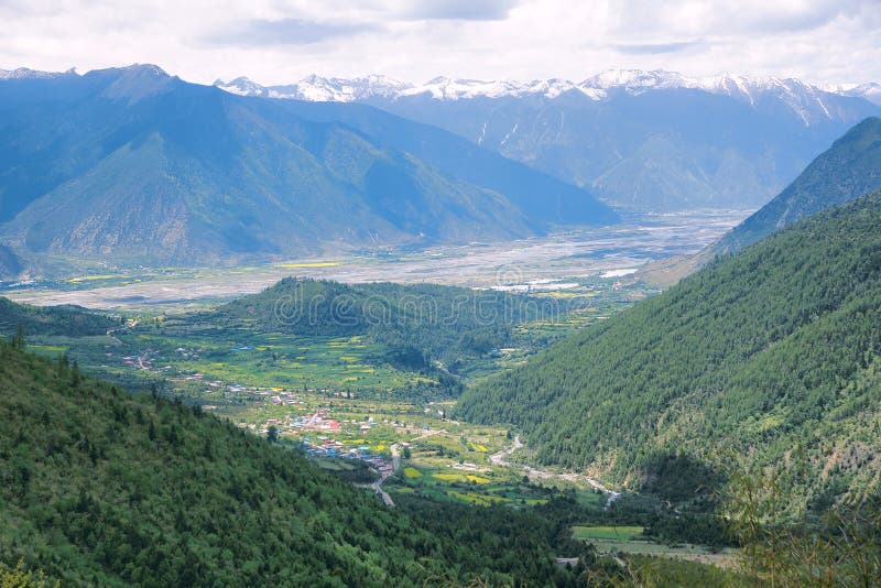 Valley scenery stock image. Image of tibetan, mountains - 33105261