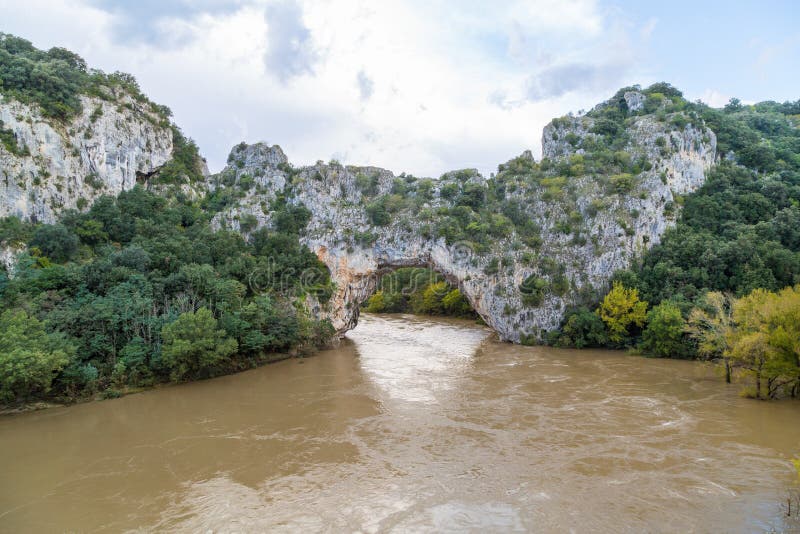 Vallon-pont D'arc Im Ardeche-Fluss Stockbild - Bild von baum ...