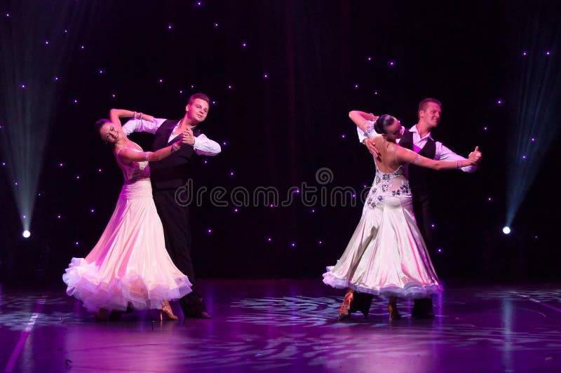 Valse viennoise photo stock éditorial. Image du caucasien - 43572298