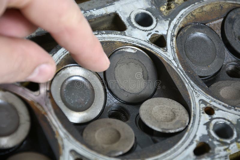 Valvole del motore immagine stock. Immagine di motore - 63281985