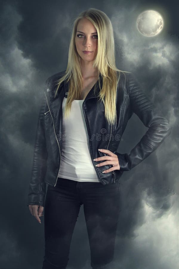 Frau Als Vampirin in Schwarzem Kleid Auf Violettem Hintergrund ...