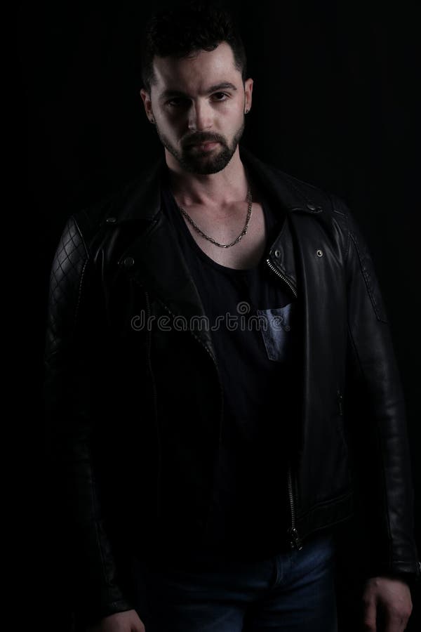 Vampire Beau Utilisant Une Veste En Cuir Noire Image stock - Image du ...