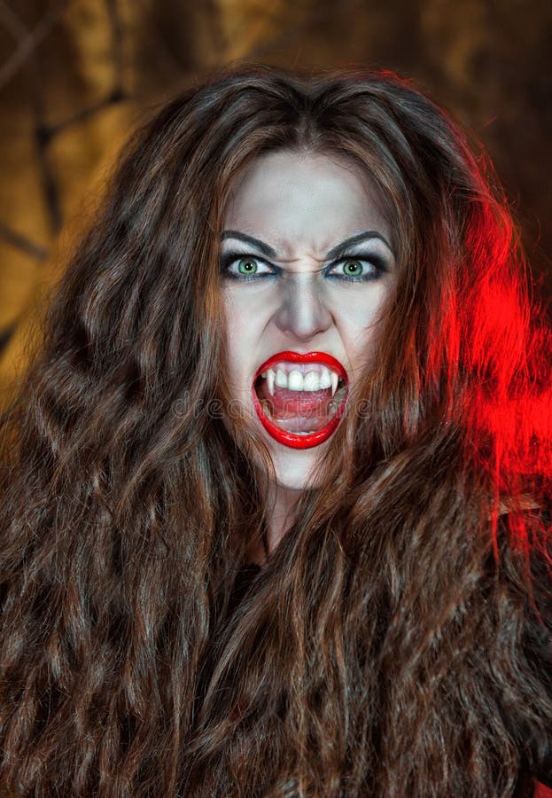 Beau Vampire Criard De Halloween Avec De Longs Cheveux Photo stock ...