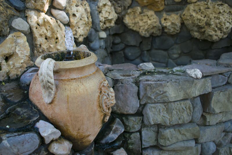 Kruik water met stenen stock afbeelding. Afbeelding bestaande uit ...