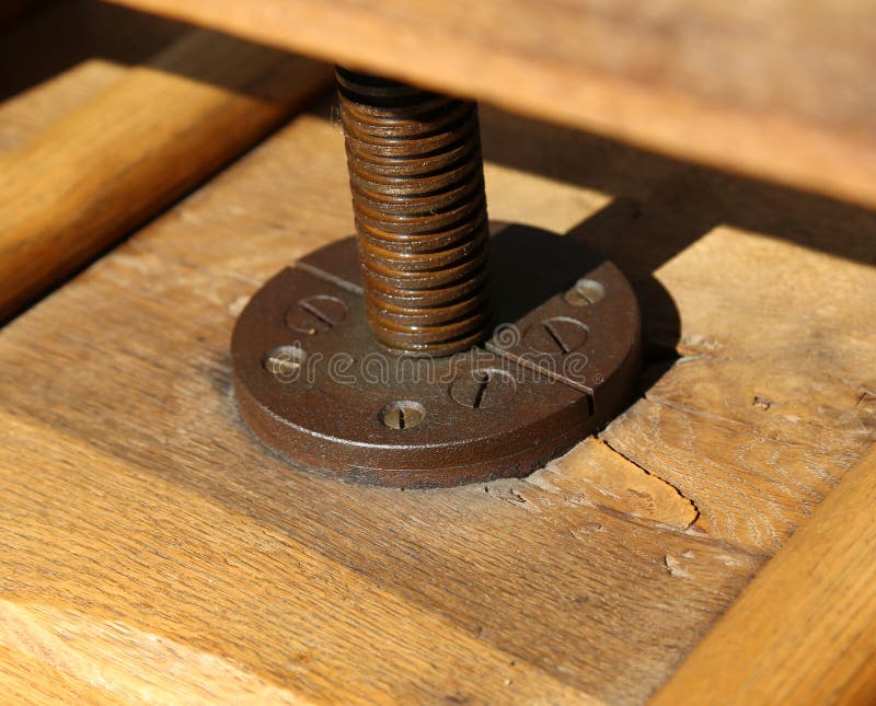 Houten pers voor kaas stock afbeelding. Image of gezond - 87636727