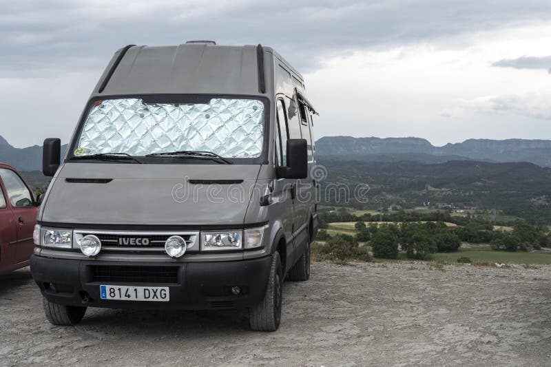 Van Gris Moderne Converti En Campervan. Quotidien Iveco Photo éditorial ...