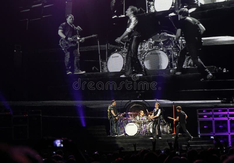 Van Halen in concert editorial photography. Image of band - 24320372