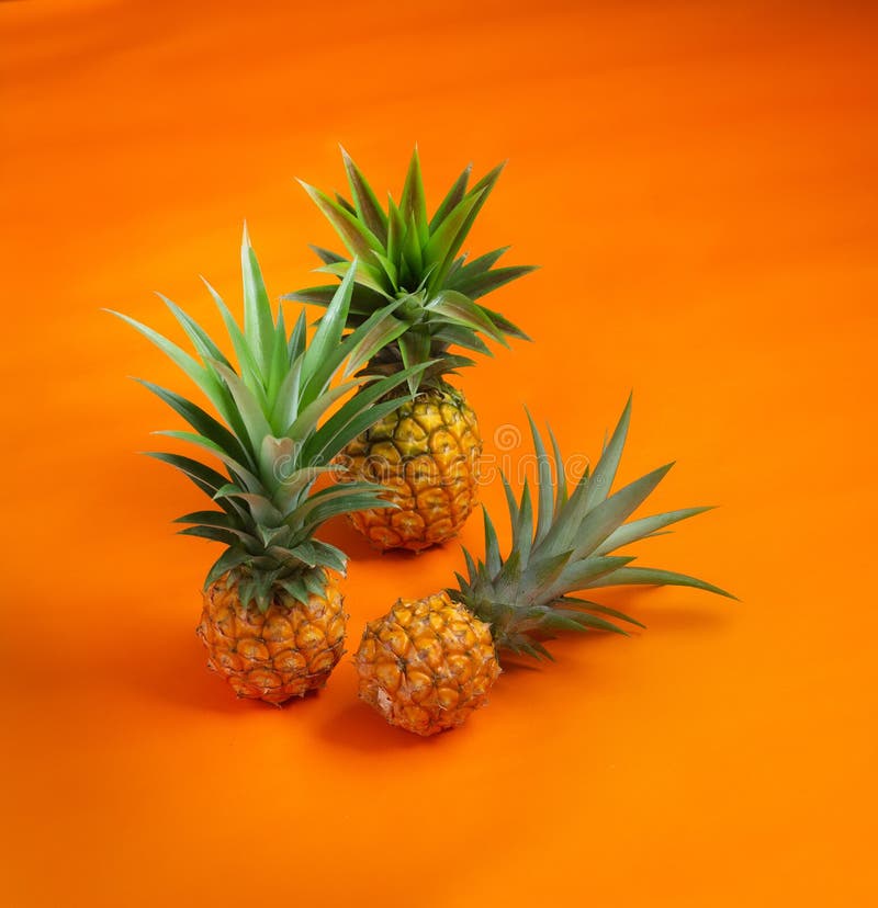 Van Het Ananaspatroon Oranje Koel Behang Als Achtergrond Stock ...