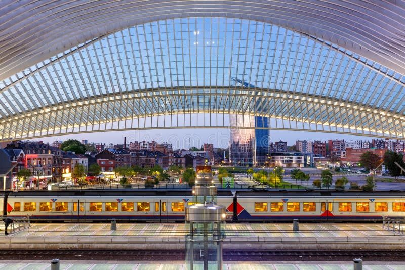 Van Het De Treinstation Van Luik Guillemins Van Het De Zaalplatform De ...