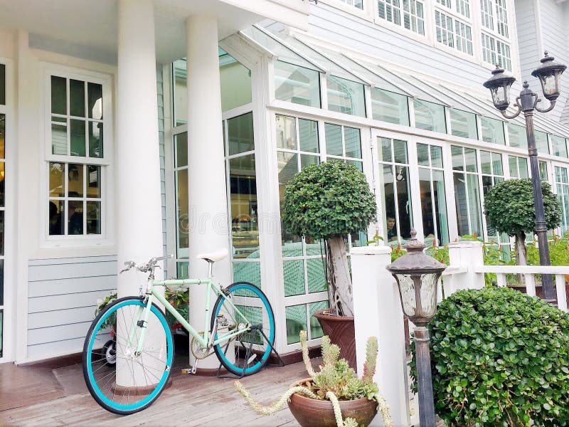 Van Het Glasvensters En Dak Ontwerp Van Uitstekend Huis Stock ...