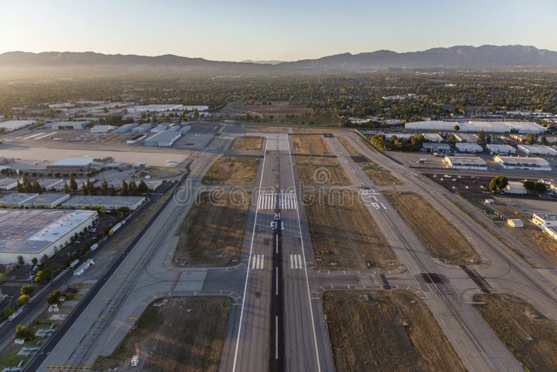 Van Nuys Airport Late Afternoon Runway-Antenne Redaktionelles ...