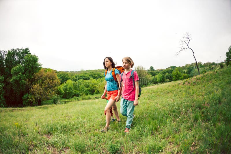 Vandring med barn arkivfoto. Bild av resa, folk, förälder - 116662014
