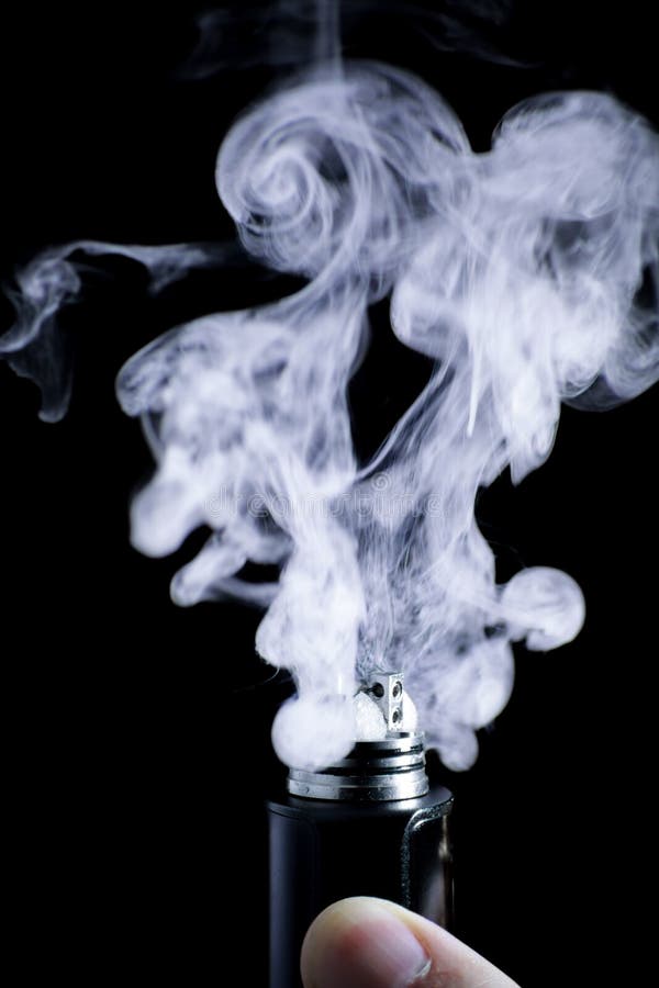 E-cigarrillo Vaping De Los Pares Jovenes Con Humo En El Primer Negro ...