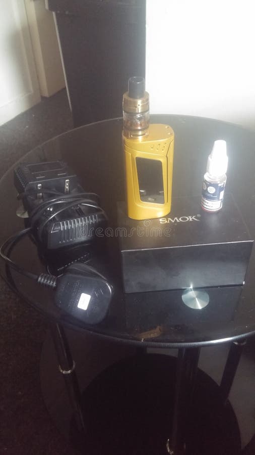 Vape smok alien editorial image. Image of vape, tricks - 176320150