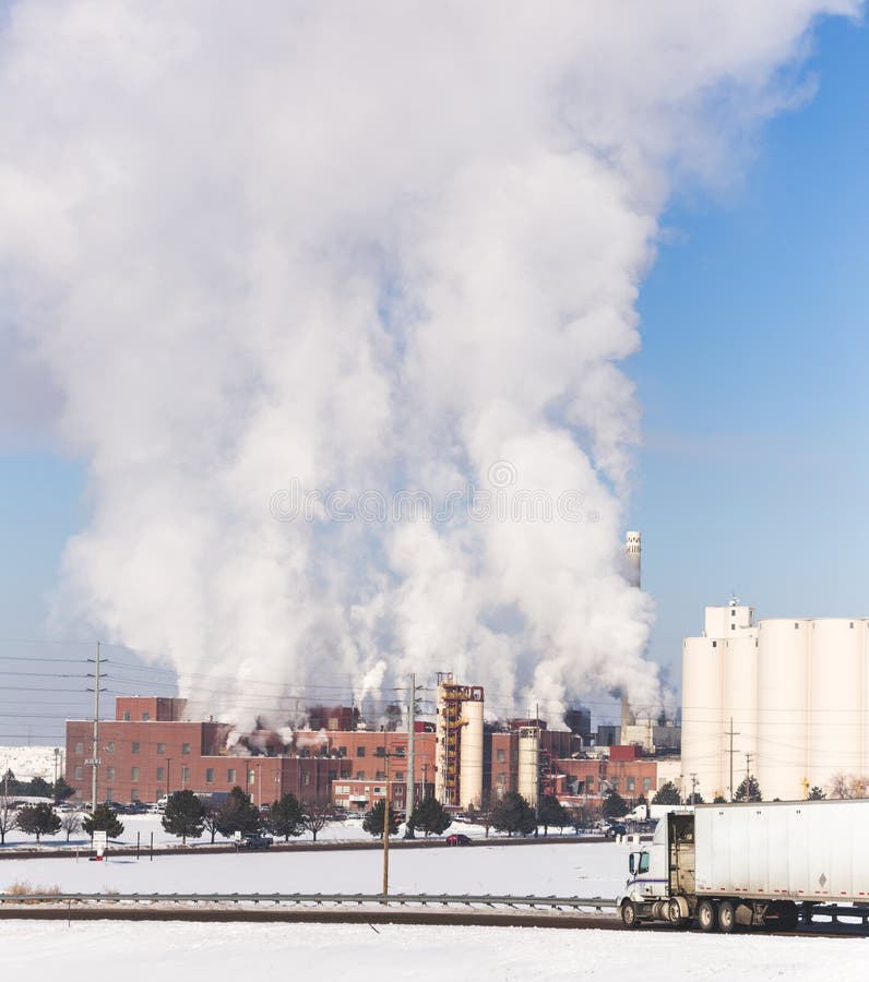 Vapeur D'eau Au-dessus D'installation De Transformation Image éditorial ...