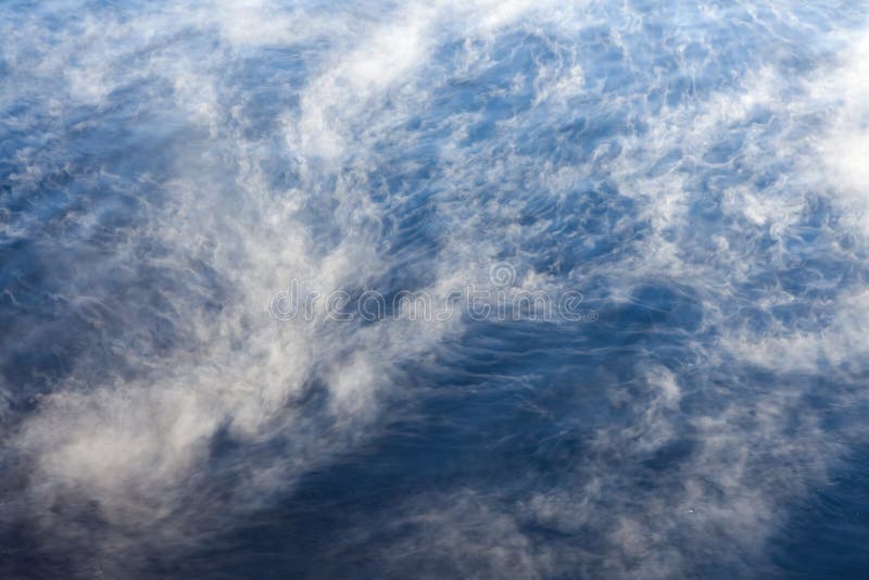 Vapeur D'eau Sur La Surface De L'eau Froide Photo stock - Image du ...