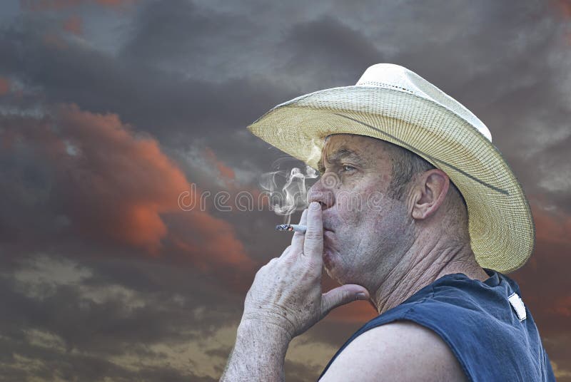 Vaqueiro Smoking No Por Do Sol Foto de Stock - Imagem de fumar ...