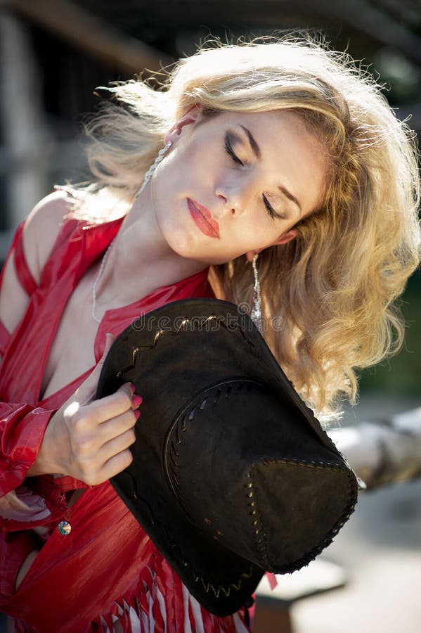 Vaquera Rubia Con Las Armas En El Sudoeste Americano Imagen de archivo ...