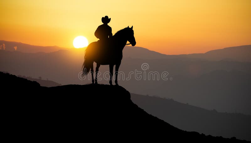 Vaquero Cabalgando En Las Colinas Al Atardecer Imagen de archivo ...