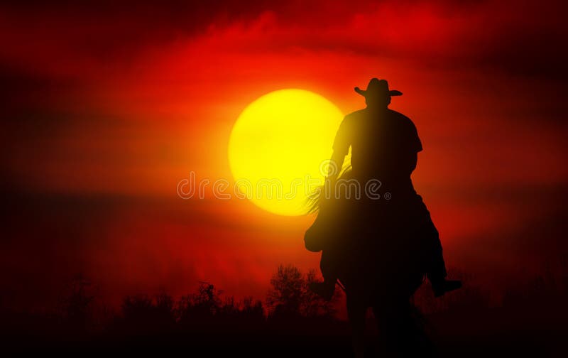 Vaquero Cabalgando En Las Colinas Al Atardecer Imagen de archivo ...
