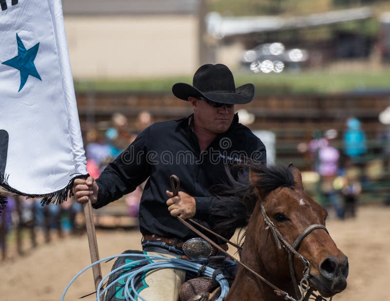 Un Vaquero Que Monta Su Caballo En Una Arena Foto de archivo - Imagen ...