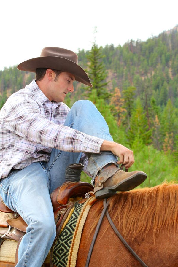 Hombre Joven En Un Sombrero De Vaquero, Aislado En El Fondo Blanco En ...