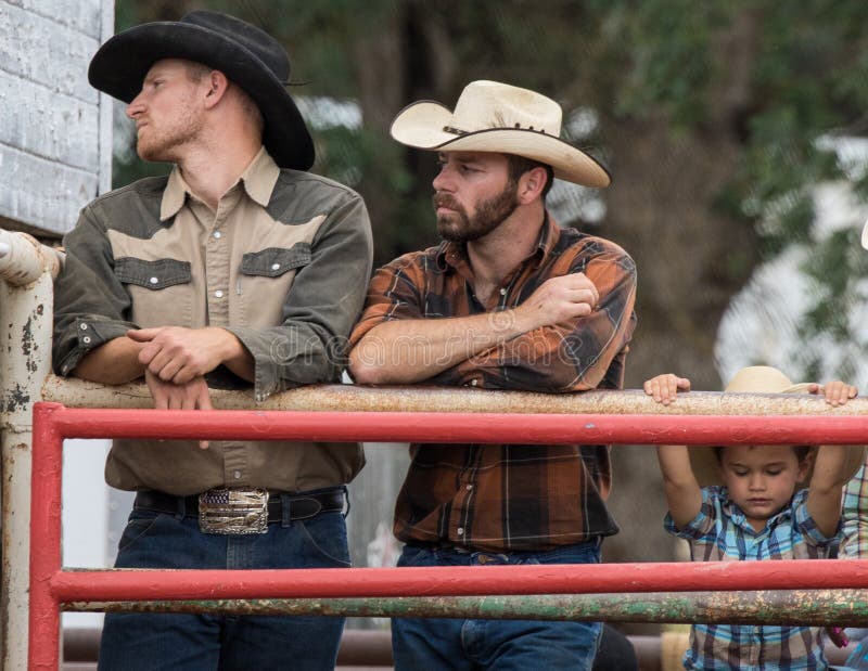 Los Vaqueros Son Caballeros. Rodeo Del Oeste Silvestre. Hombre En Ese ...
