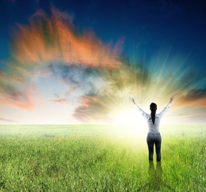 Lycklig Kvinna Som Tycker Om Lycka, Frihet Och Naturen Fotografering ...