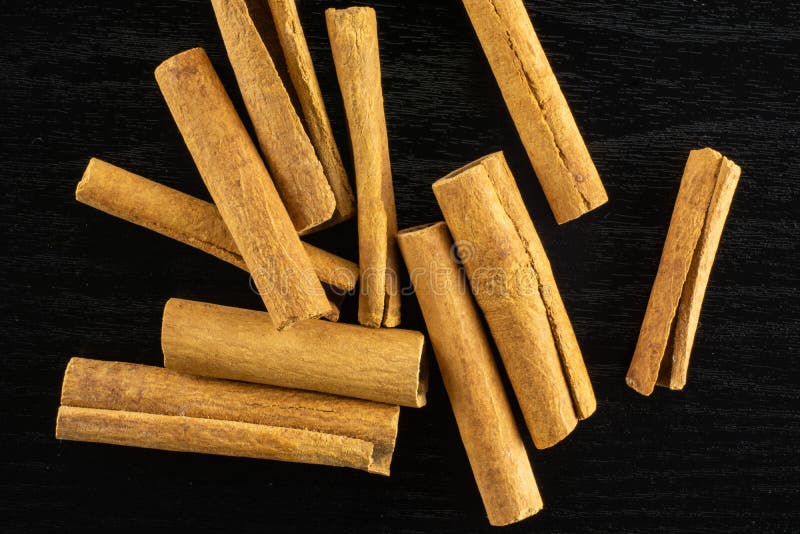 Canela seca na madeira foto de stock. Imagem de herb - 47416128