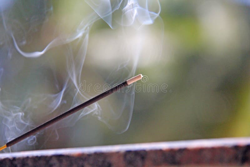 Vara E Fumo Do Incenso Do Burning Do Incenso Fumo Bonito B Foto de ...
